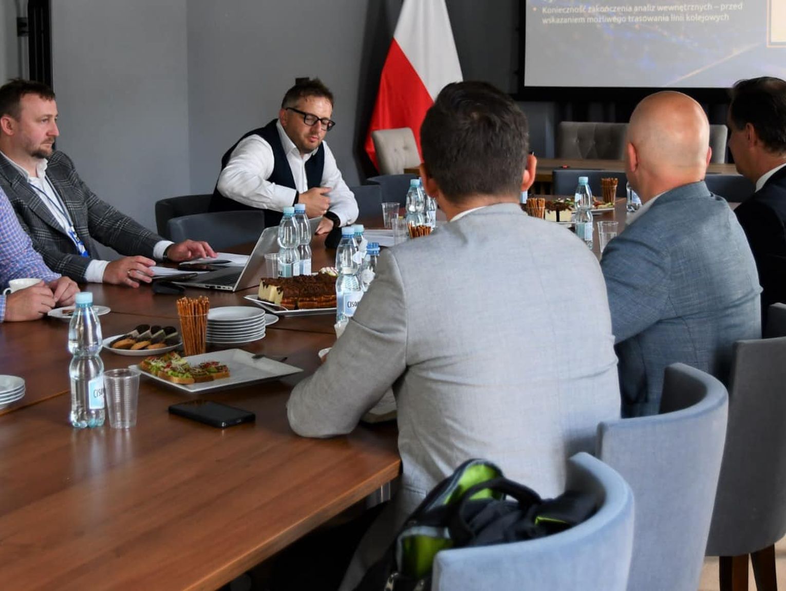 Nowa linia kolejowa? Gminy rozmawiają, emocje nie opadają